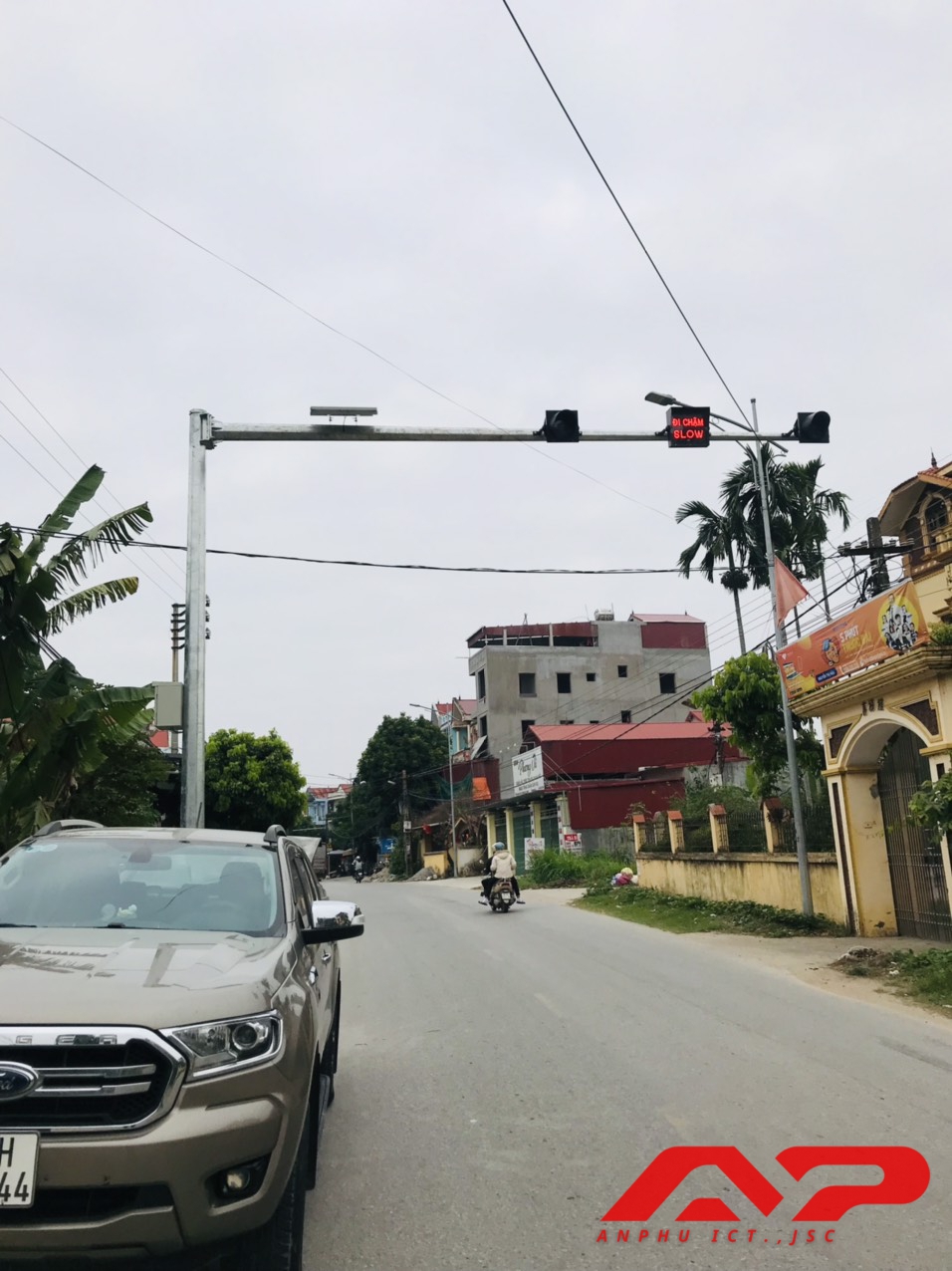 Đèn Chớp Vàng năng Lượng Mặt Trời Tại Bắc Giang