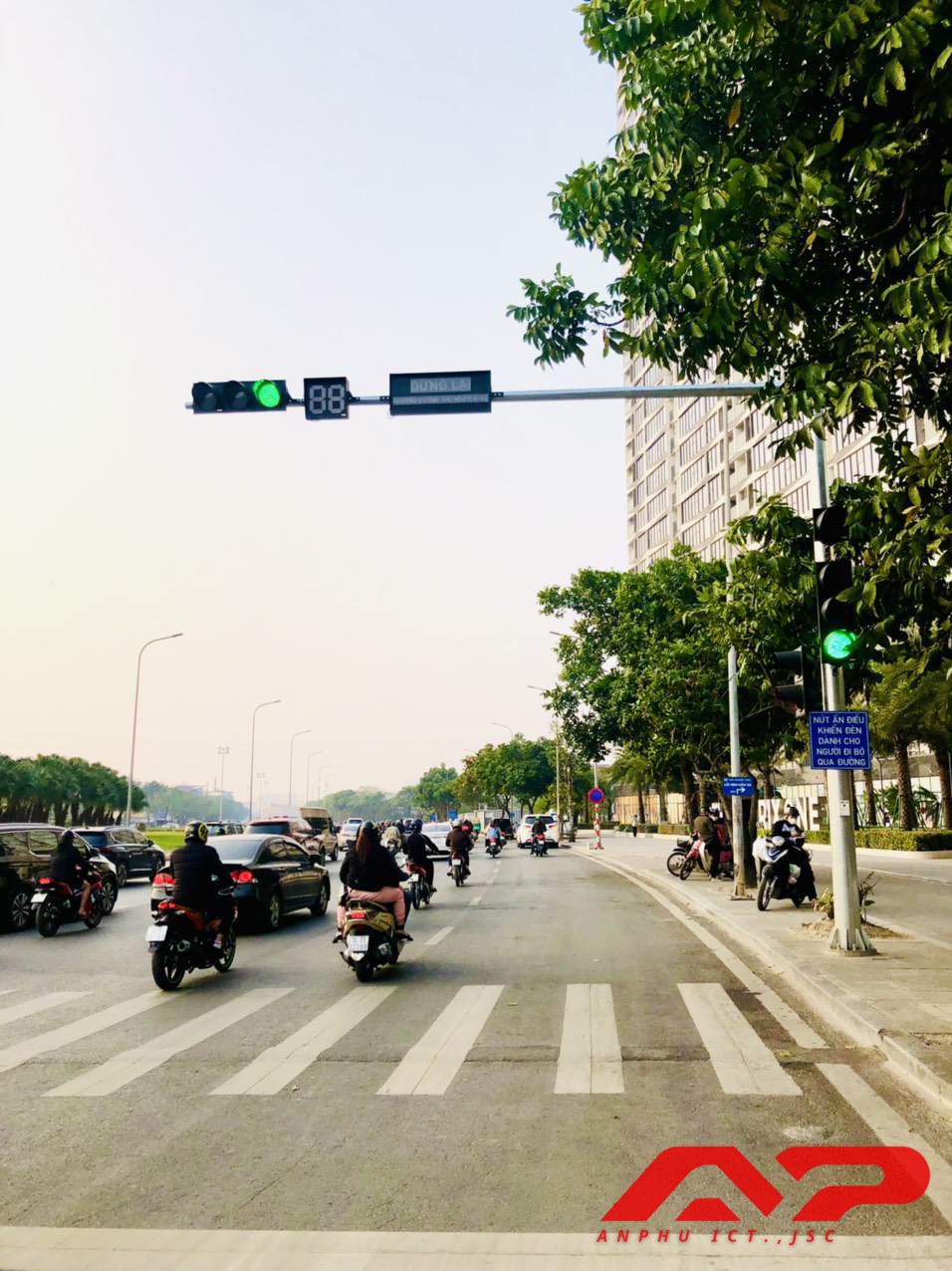 Đèn Tín Hiệu Giao Thông Cho Người Đi Bộ Qua Đường